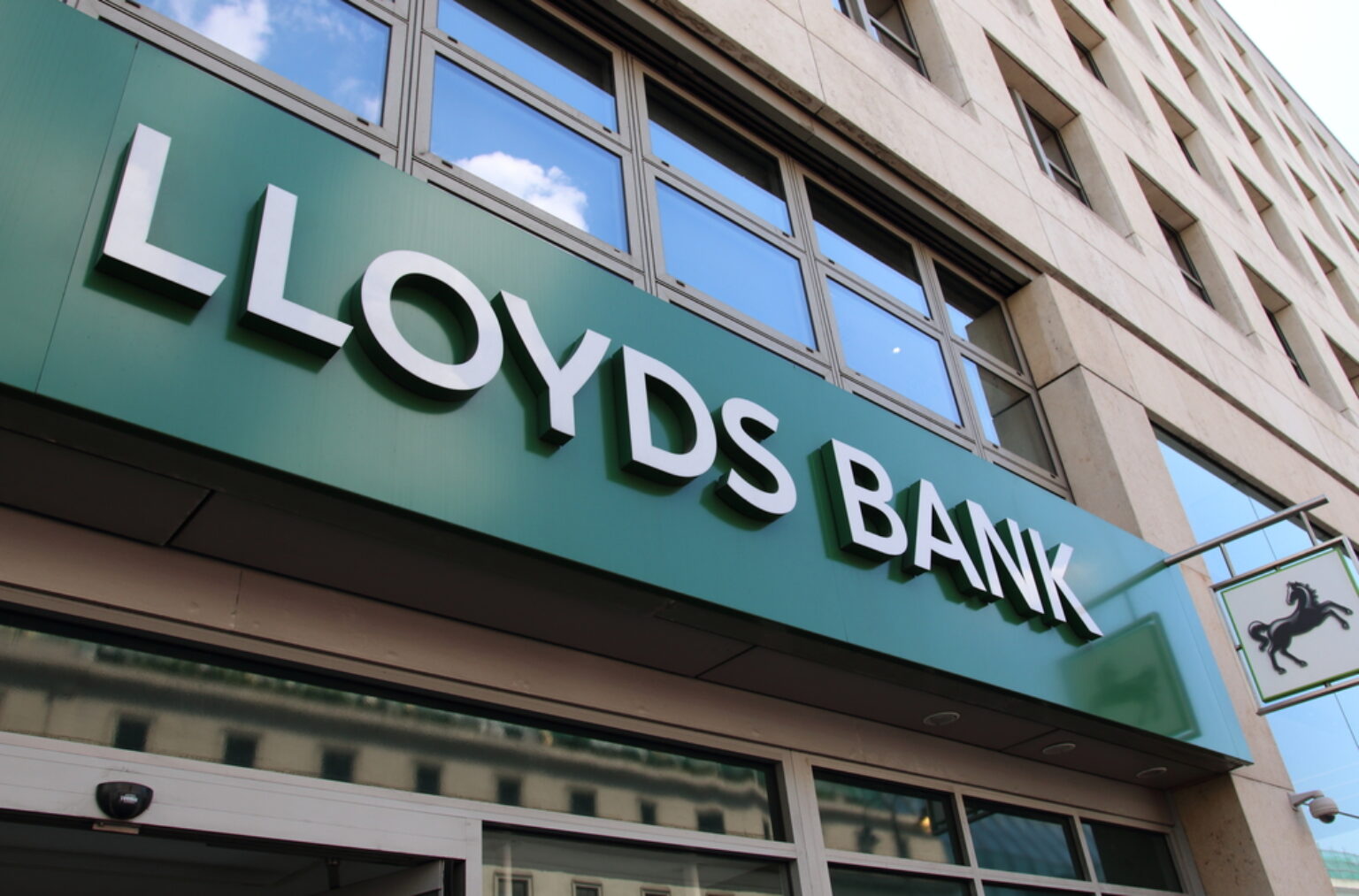 Bag £185 cash for switching to Lloyds